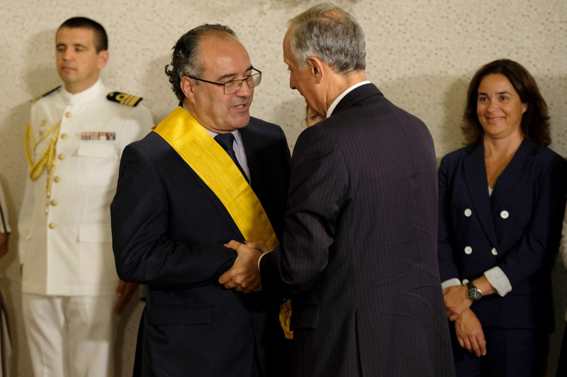 Professor Manuel Antunes condecorado com a Grã-Cruz da Ordem da ...