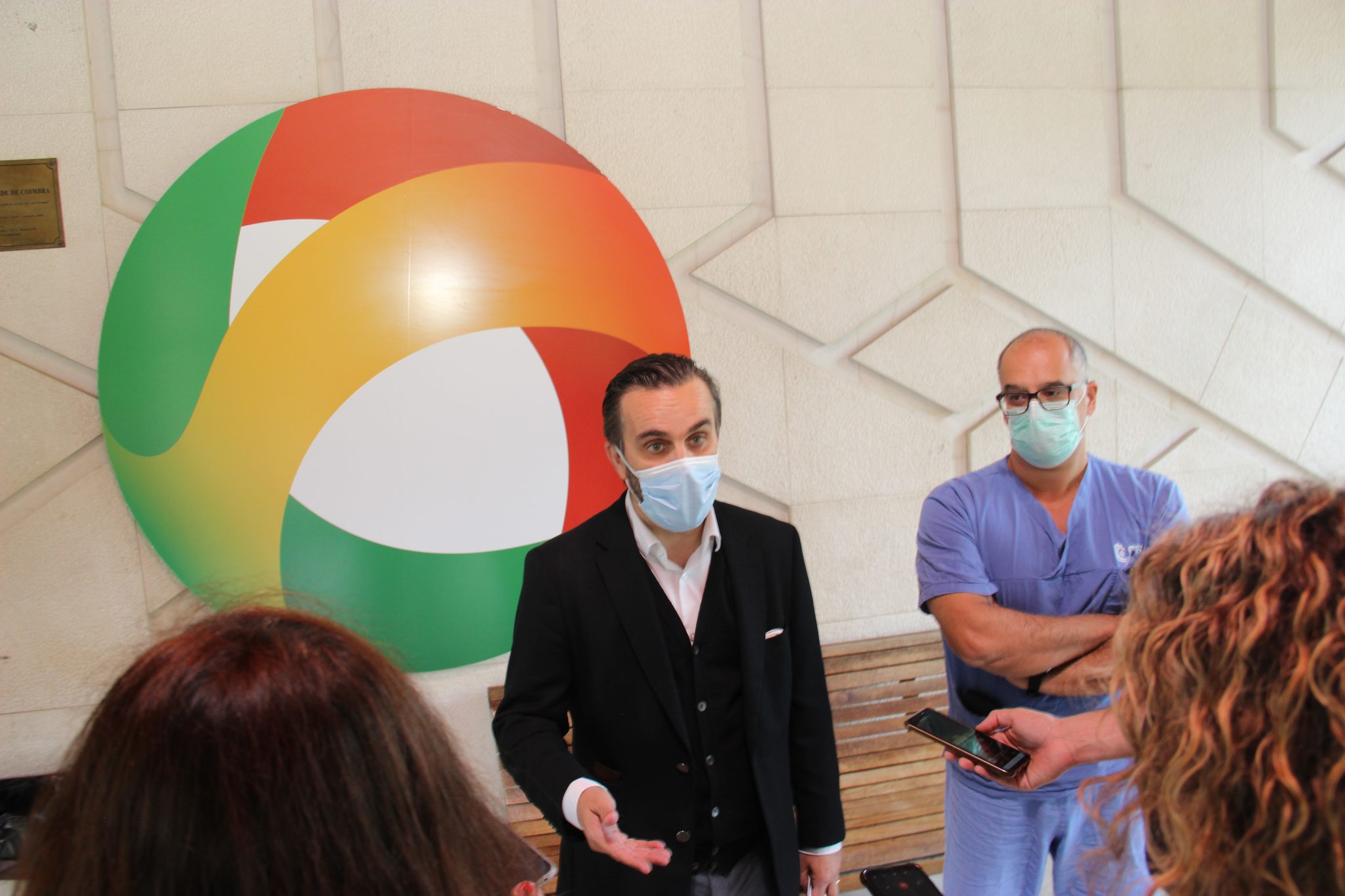 Ordem dos Médicos visita quatro serviços e área COVID-19 do CHUC ...